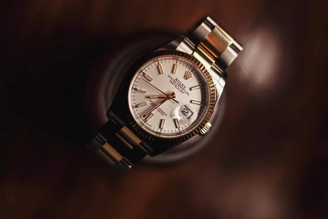 What is the mechanism behind automatic watches?